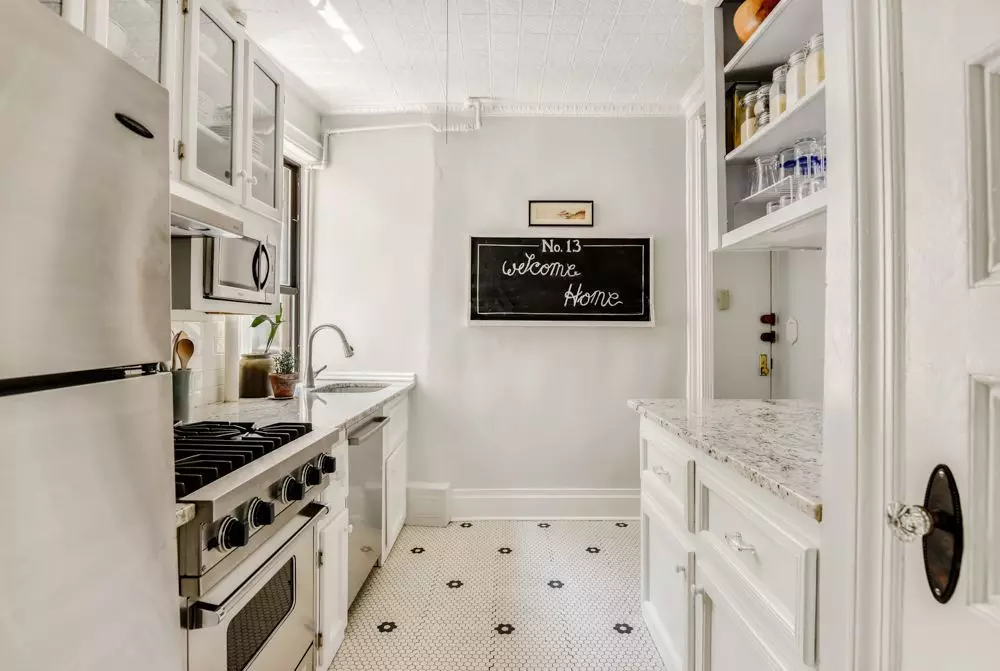 Met een vraag van $ 740K heeft deze grote, heldere Morningside Heights-coöperatie karakter, maar kan een andere badkamer gebruiken 12970_4