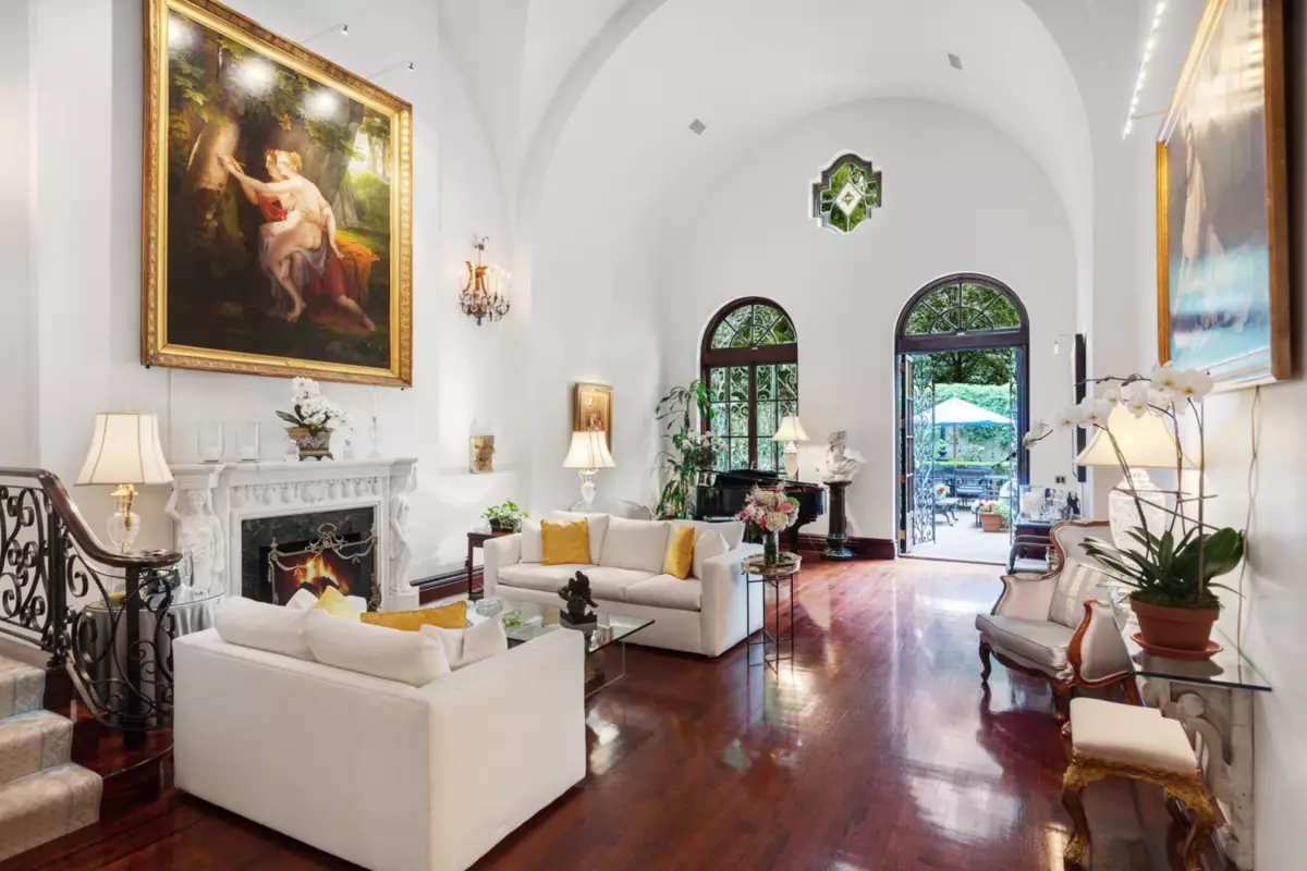 $ 14M lub tsev nyob rau hauv tshwj xeeb Upper East Side historic koog tsev kawm ntawv zoo li European villa 13035_1