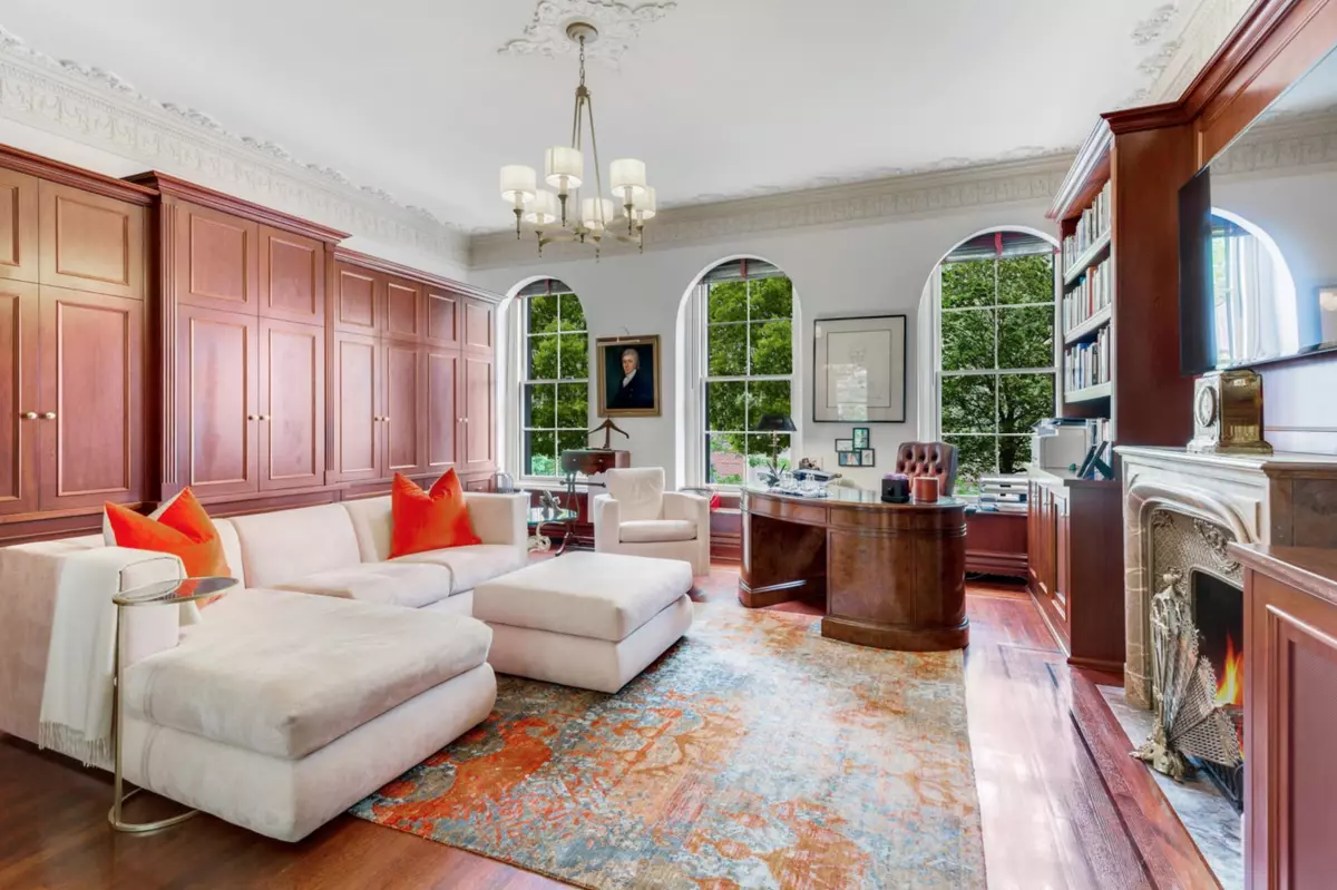 Mae tŷ tref $14M yn ardal hanesyddol unigryw Upper East Side yn edrych fel fila Ewropeaidd 13035_10