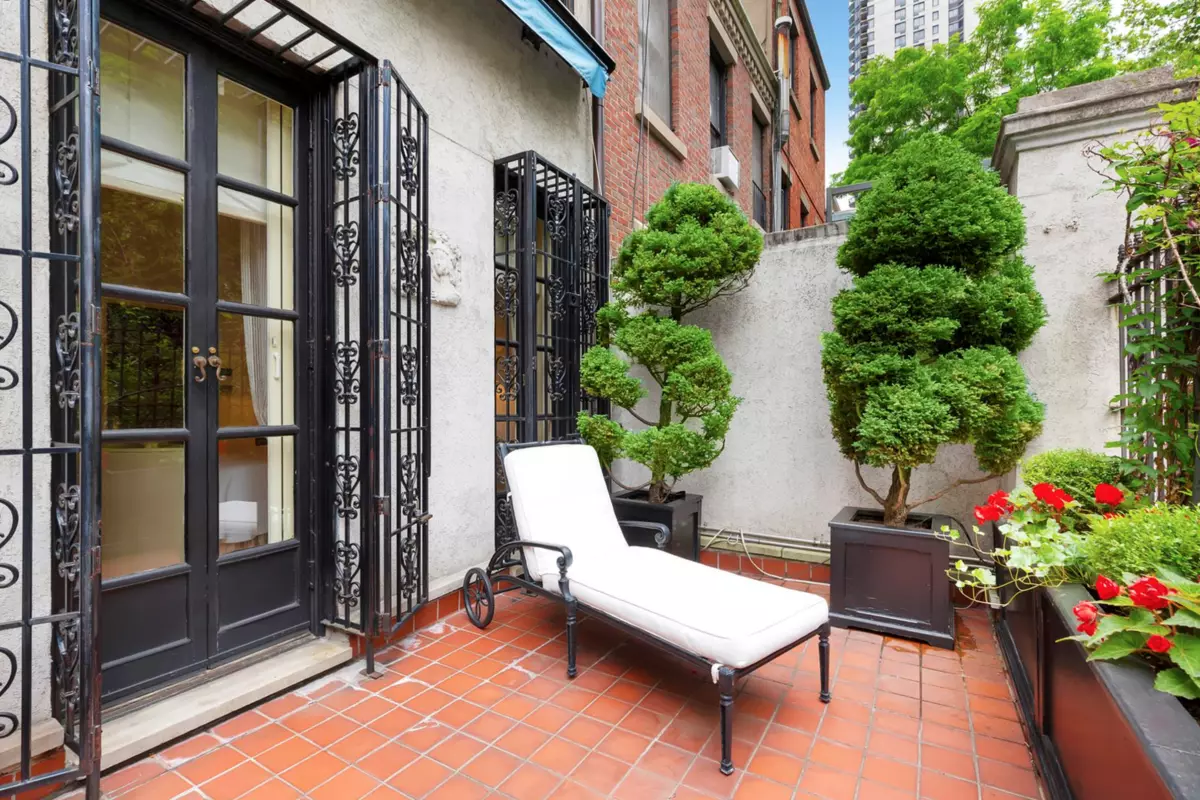 $ 14M lub tsev nyob rau hauv tshwj xeeb Upper East Side historic koog tsev kawm ntawv zoo li European villa 13035_9