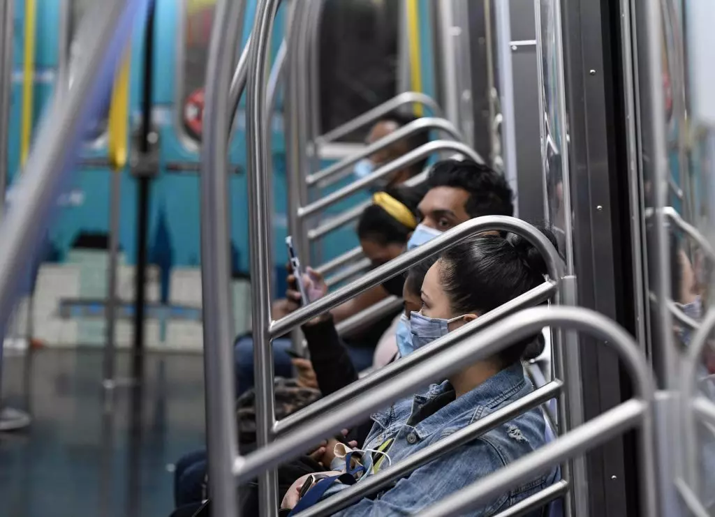 MTA-k maskara-agindua mantentzen du NYCko metrorako, garraio masiborako eskakizun federala kendu arren