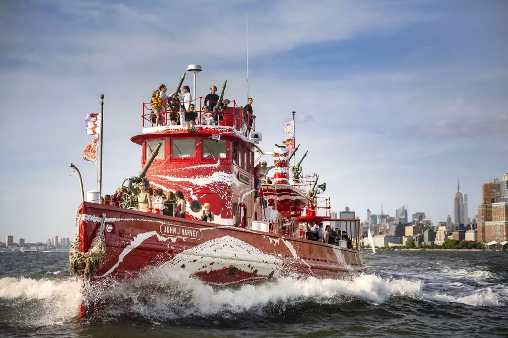 Историческата пожарна лодка получава мраморен „заслепителен“ дизайн, преди да тръгне около пристанището на Ню Йорк това лято 13124_2