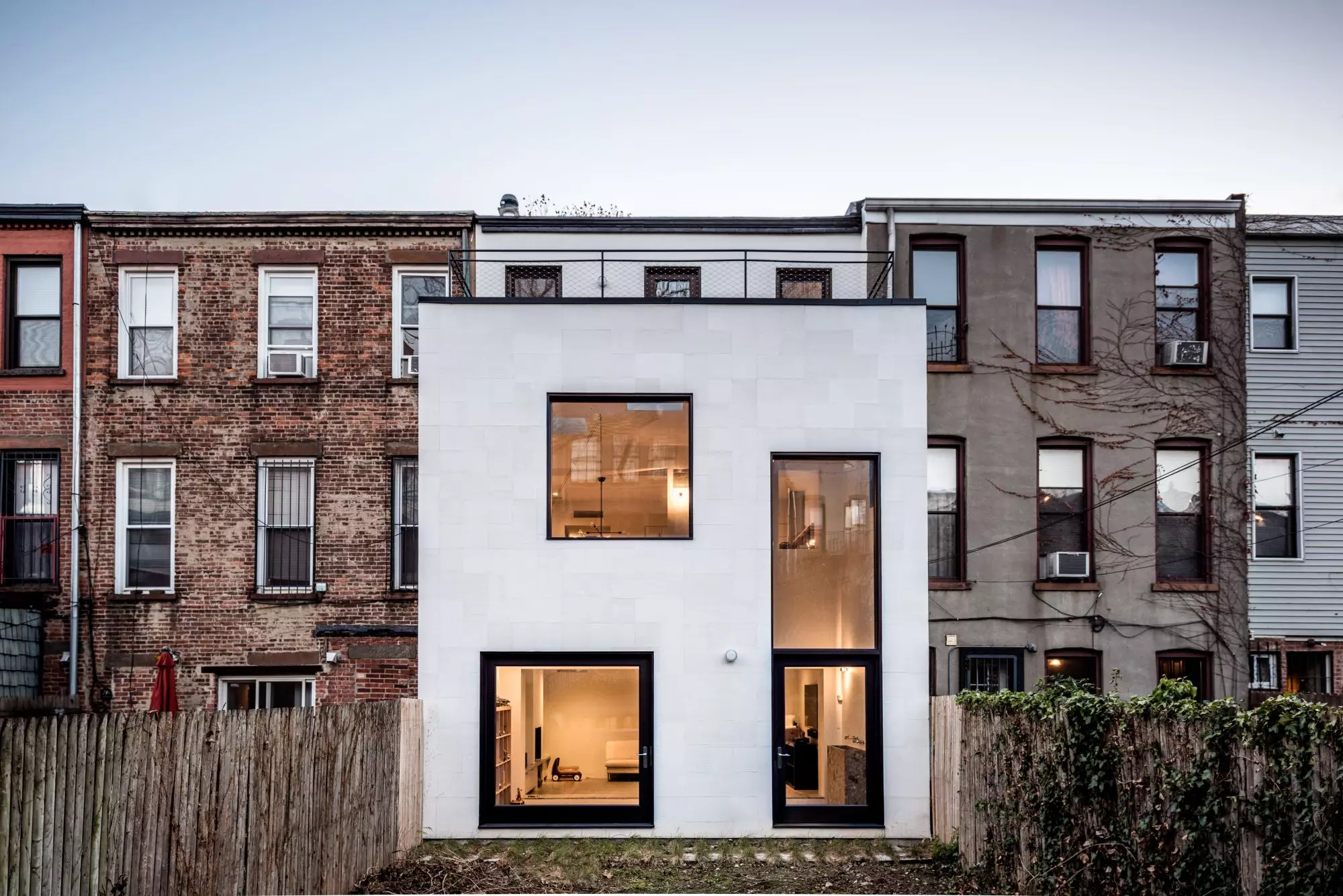 von Dalwig Architects animează o casă întinsă Park Slope cu trei luminatoare și decupaje șic 13126_1