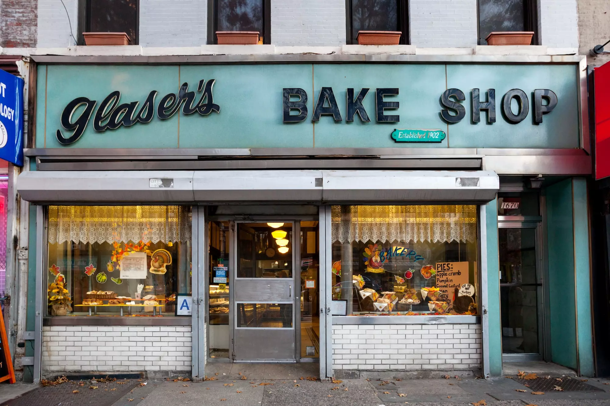 Dirigiti alla Glaser's Bakery, 116 anni, prima che chiudano domenica per il miglior biscotto in bianco e nero di New York 13155_1