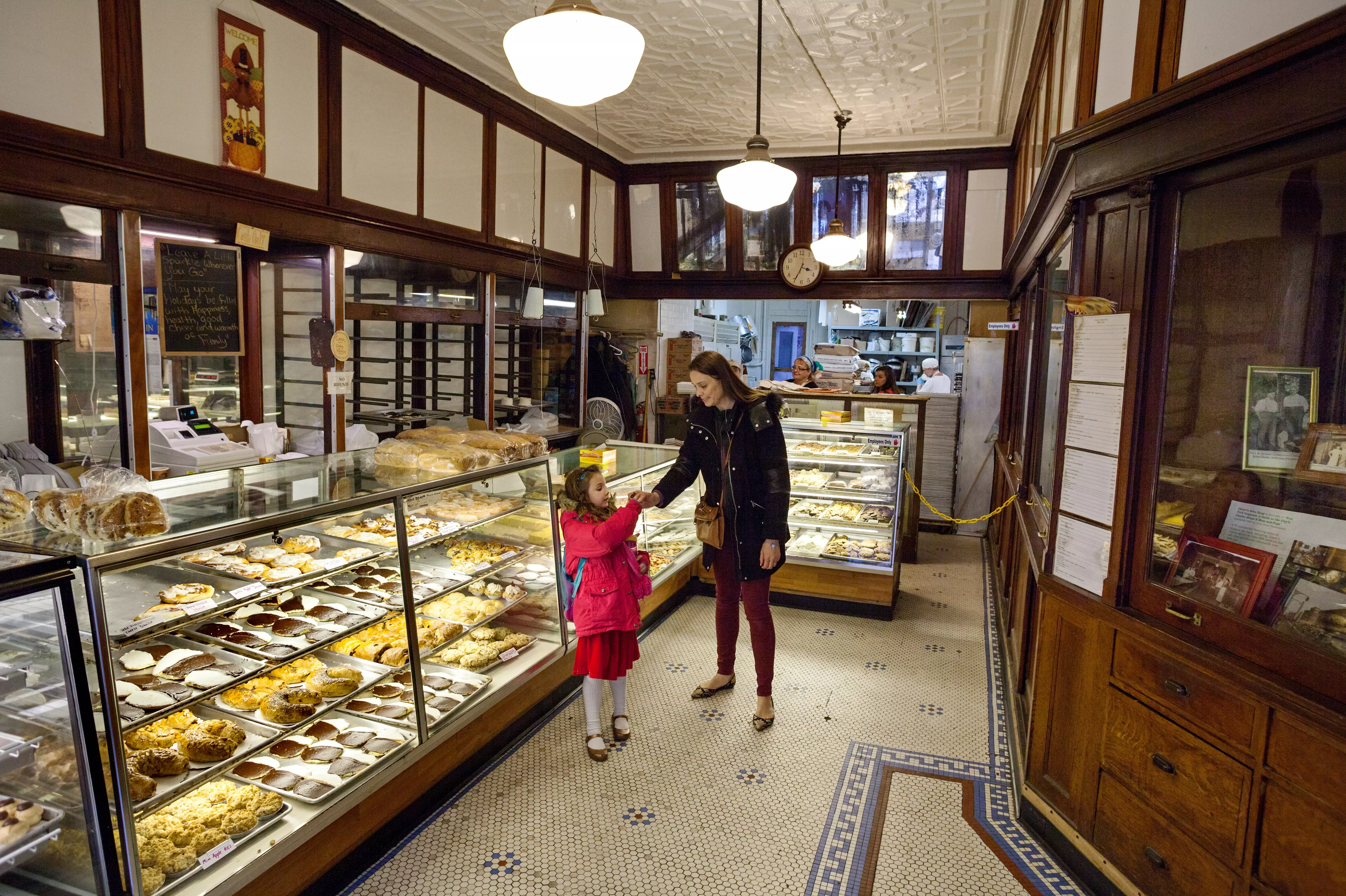 Ga naar de 116-jarige Glaser's Bakery voordat ze zondag sluiten voor het beste zwart-witte koekje van NYC 13155_2