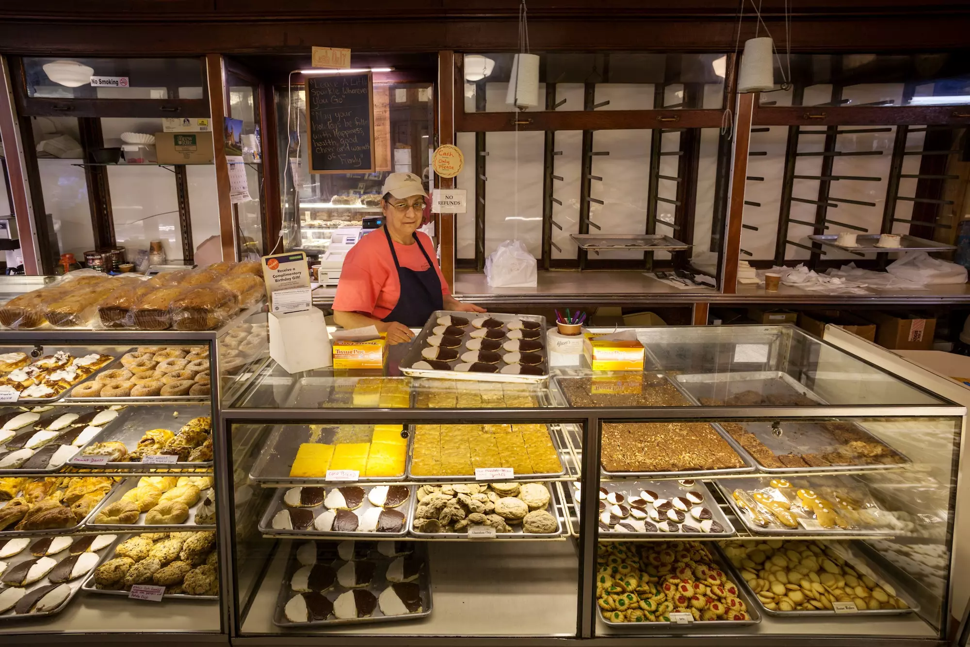 Mergeți la Glaser's Bakery, veche de 116 ani, înainte de a închide duminică, pentru cea mai bună prăjitură alb-negru din New York. 13155_3