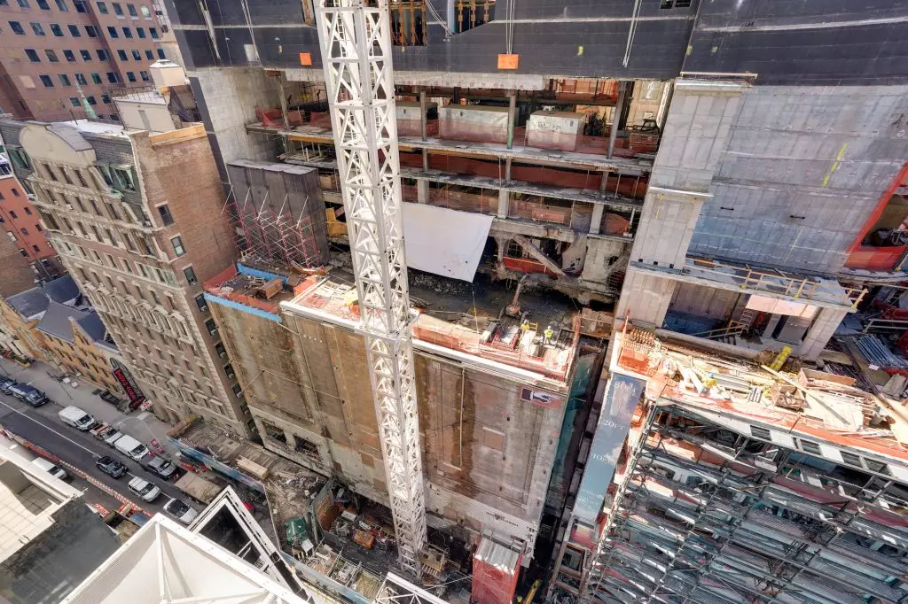 Historic Palace Theatre avslutar en 30-fots hiss ovanför Times Square