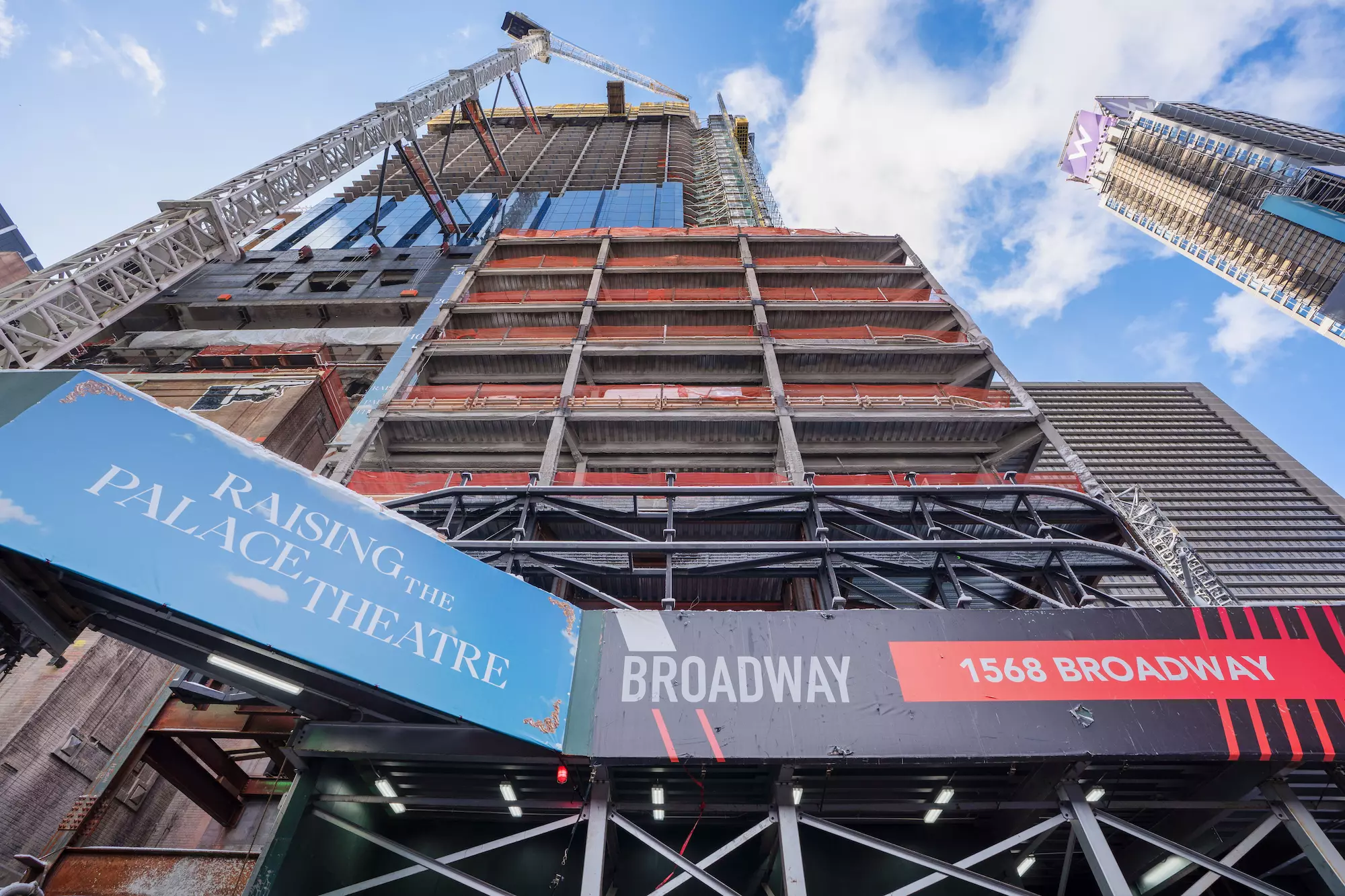 ऐतिहासिक पैलेस थियेटर टाइम्स स्क्वायर के ऊपर 30 फुट की लिफ्ट खत्म करता है 131_2