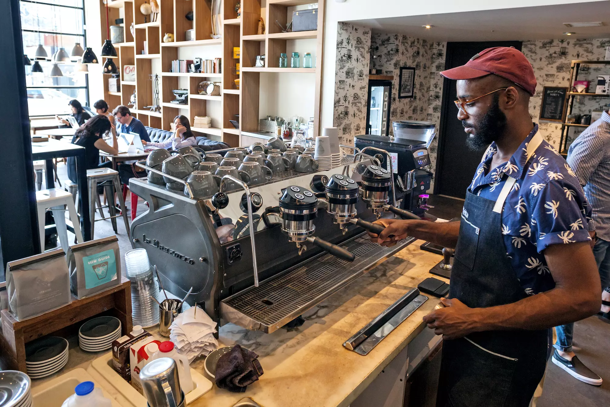 Pag-ihaw, pagrekord, pag-usab: Giunsa paghimo sa Toby's Estate ang hingpit nga tasa sa kape sa Brooklyn cafe ug roastery niini 13236_1