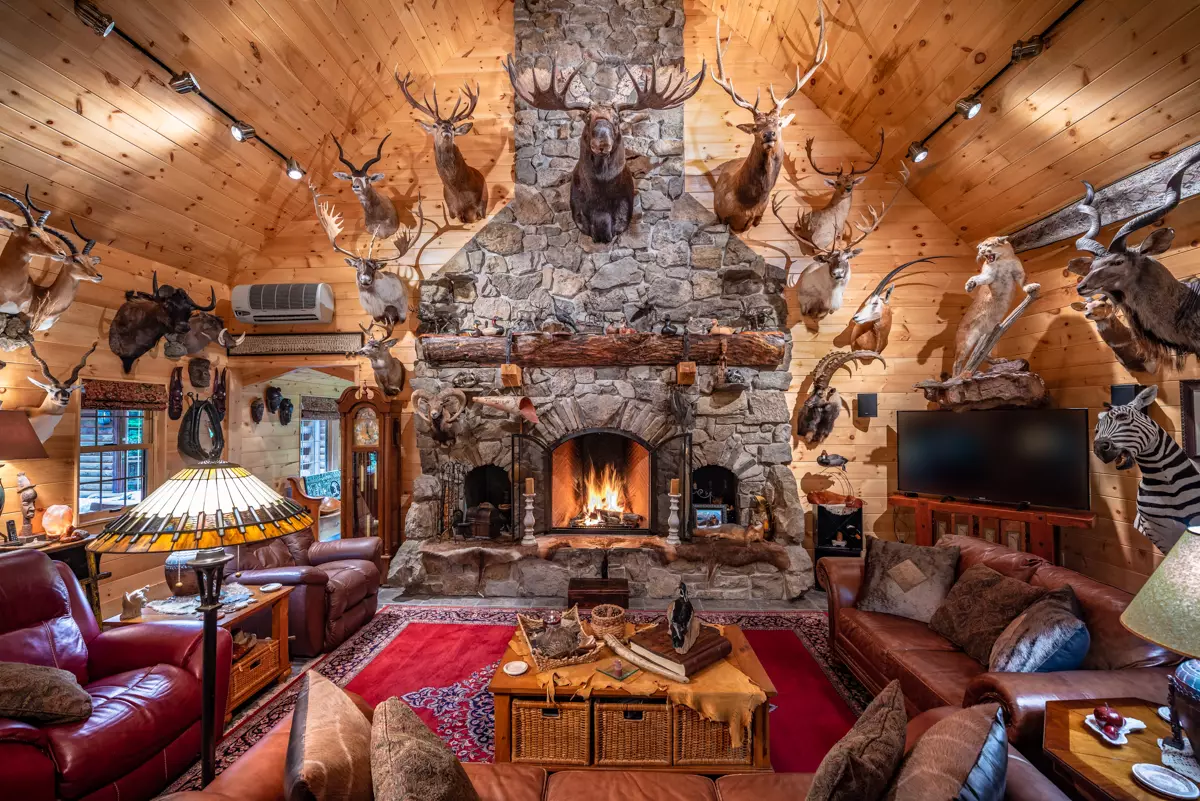 Cette cabane rustique et usine de taxidermie de Finger Lakes sur 90 acres pourrait être la vôtre pour seulement 1 million de dollars 13293_1