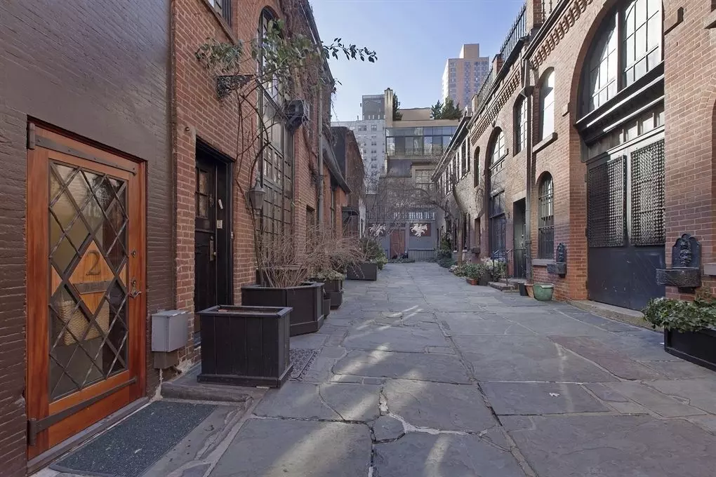 Cole Porter'ın tarihi Sniffen Court yerleşim bölgesindeki Manhattan'daki eski konağı 4,8 milyon dolara satıldı 13351_2