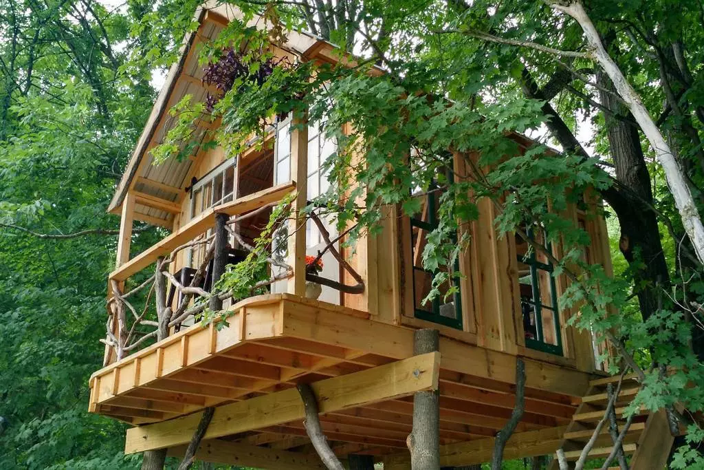 Acampe entre los árboles en esta casa del árbol de $ 195 / noche en el norte del estado de Nueva York 13579_1