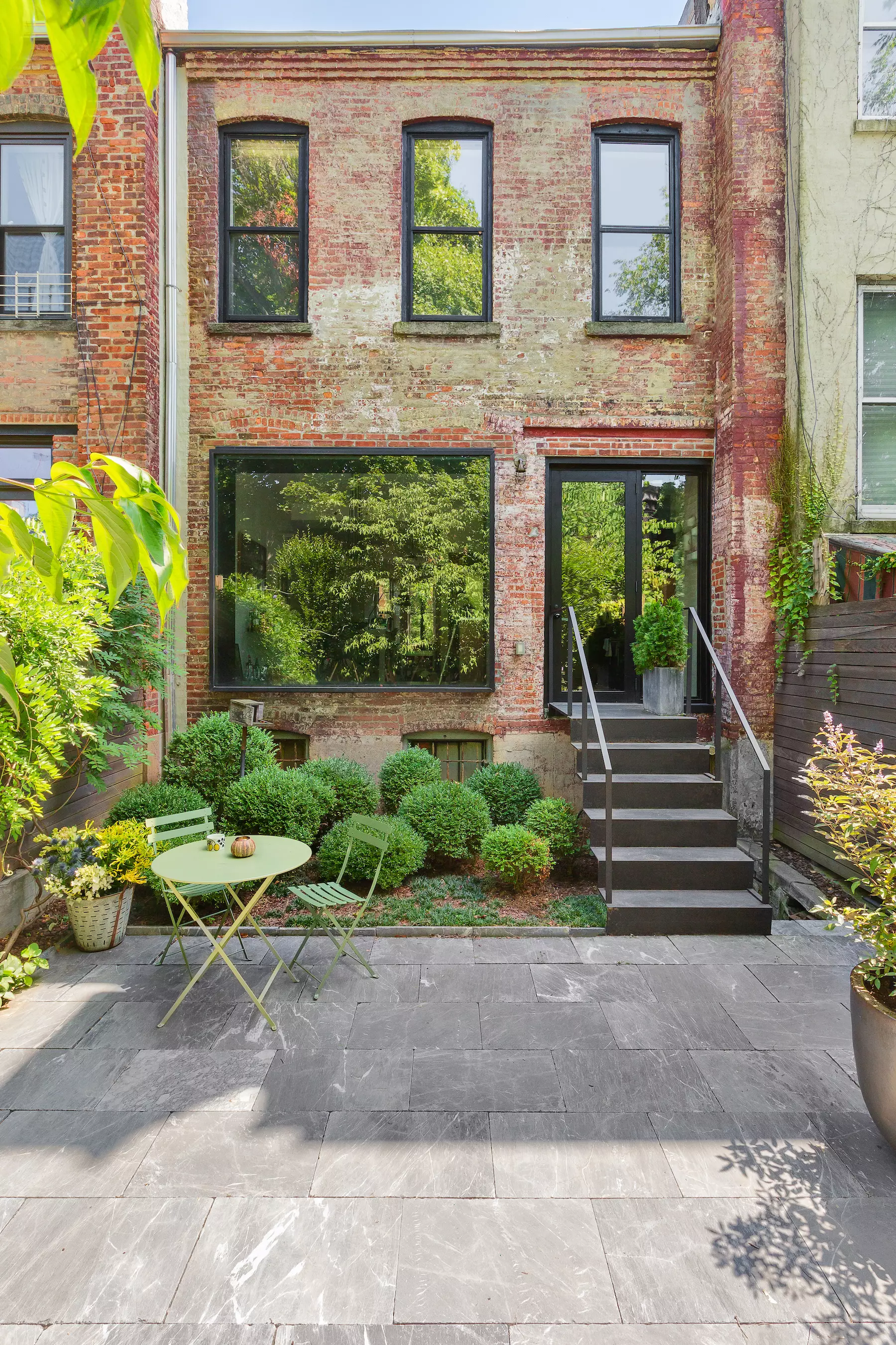 Moderna reno transformis ĉi tiun urbodomon de Prospect Lefferts Gardens de $2.35M en serena familia hejmo. 1383_5