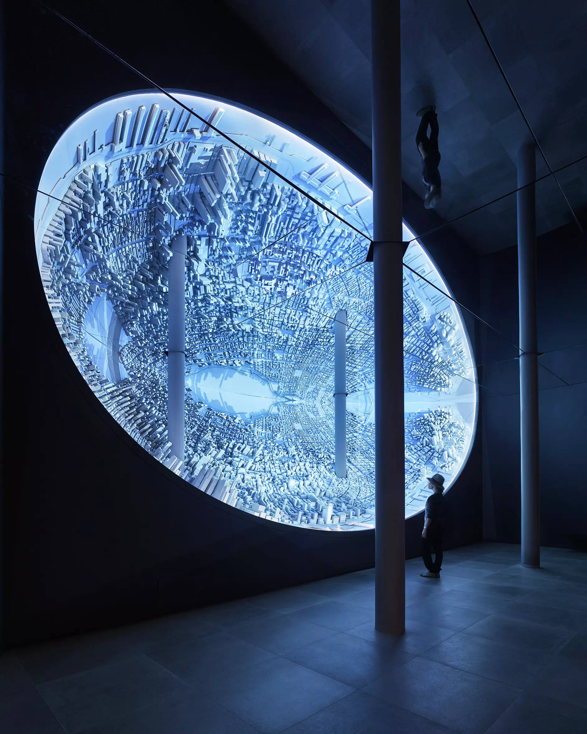Artista Es Devlin revela uma exposição de galeria de viagem inspirada nas torres High Line de Bjarke Ingels 13915_2