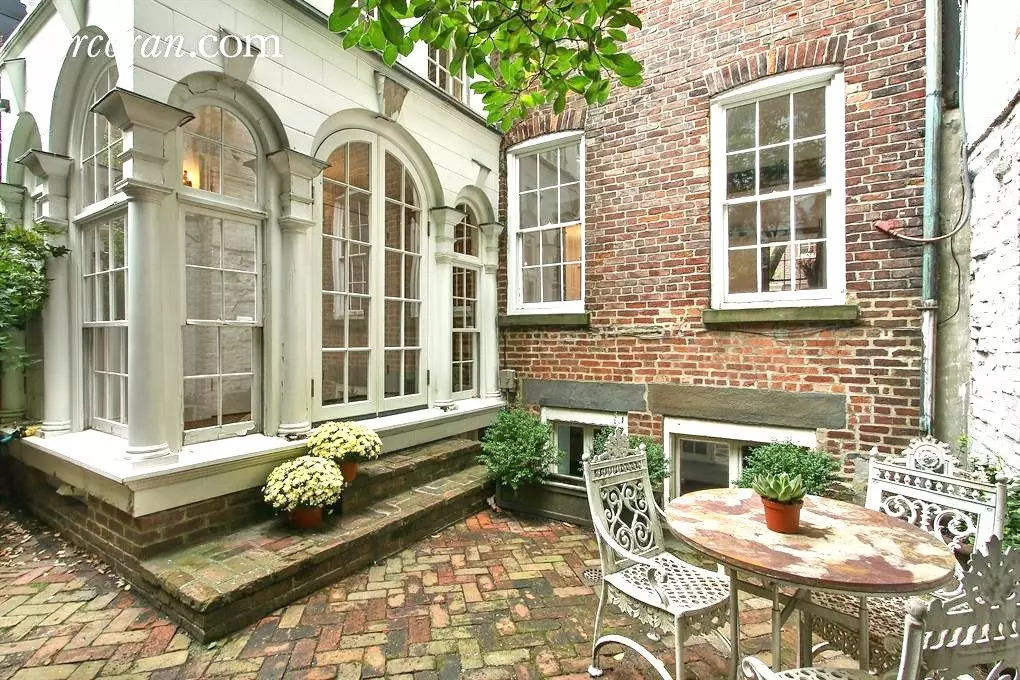 Nghệ sĩ đương đại mua 'Ngôi nhà Aaron Burr' ở West Village với giá 4,8 triệu đô la 13985_1