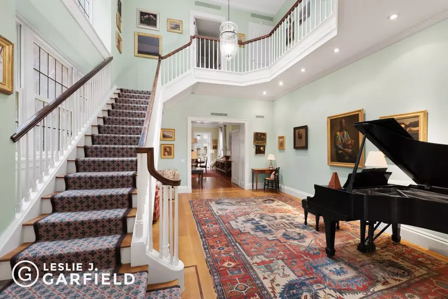 La casa adossada de l'Upper East Side amb un pedigrí artístic, un estudi d'artistes i un tall de vorera demana 19 milions de dòlars 13990_1