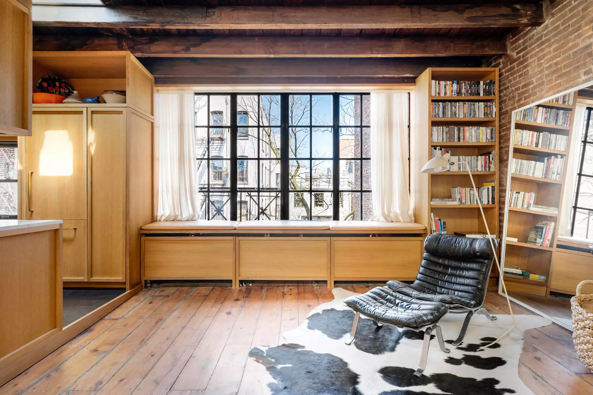 Alexander Skarsgård listar sin East Village co-op på översta våningen för $2,6 miljoner 13_5
