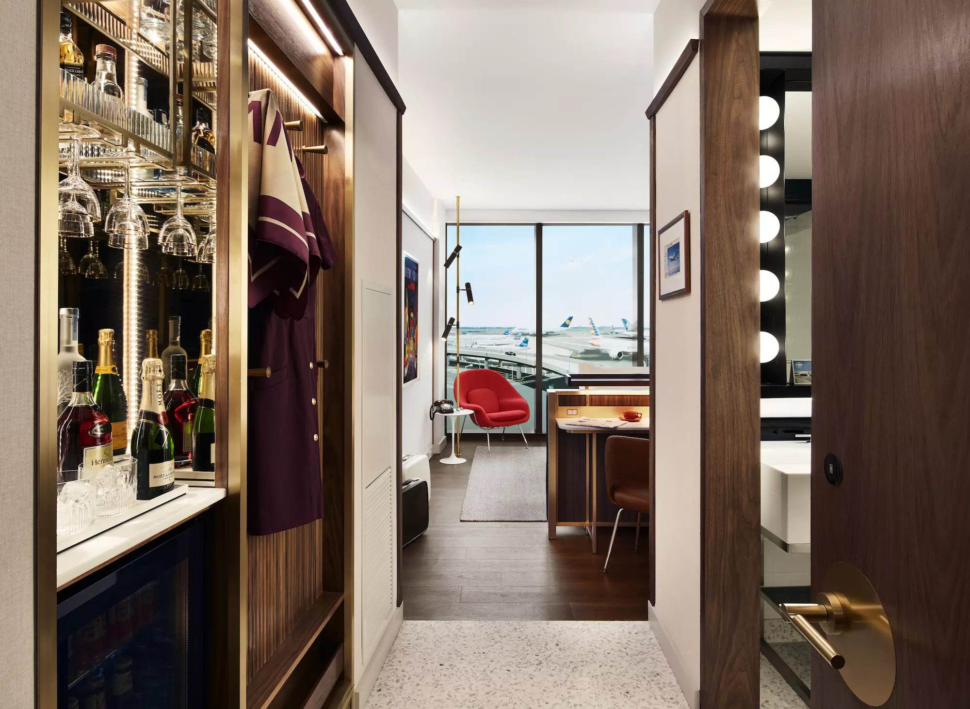 Прво погледнете ги гламурозните гостински соби инспирирани од шеесеттите години во хотелот TWA 14065_7
