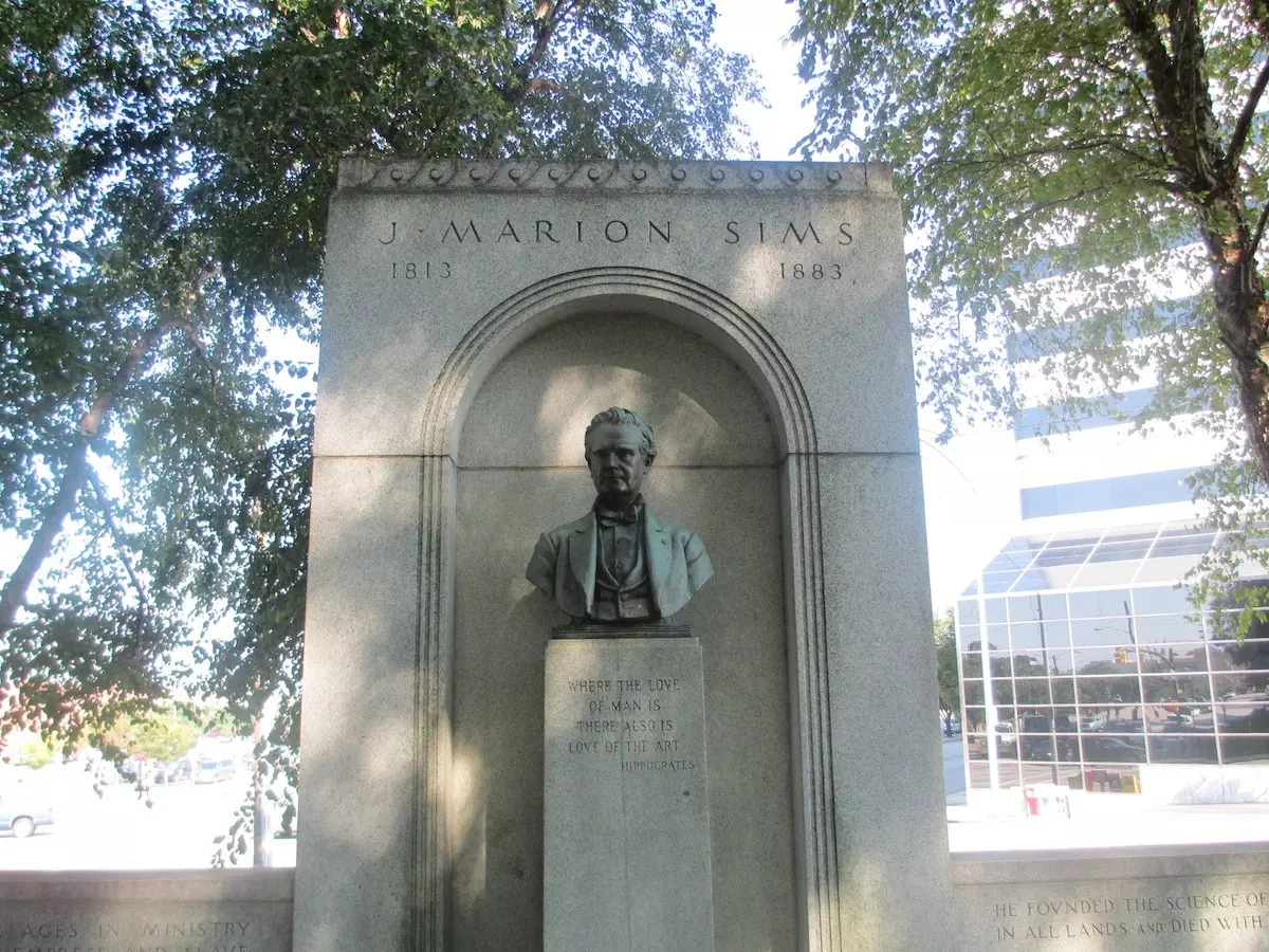 A város elrendeli a Central Parkban található „hős” M.D. szobrának eltávolítását, aki rabszolgákkal kísérletezett 14073_2