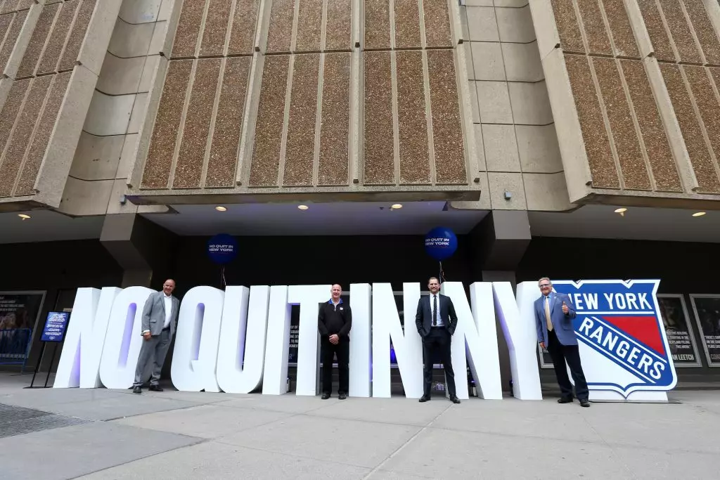 Các chữ cái khổng lồ 'Không bỏ cuộc ở New York' bật lên khắp NYC để thể hiện sự ủng hộ cho trận đấu loại trực tiếp của Rangers