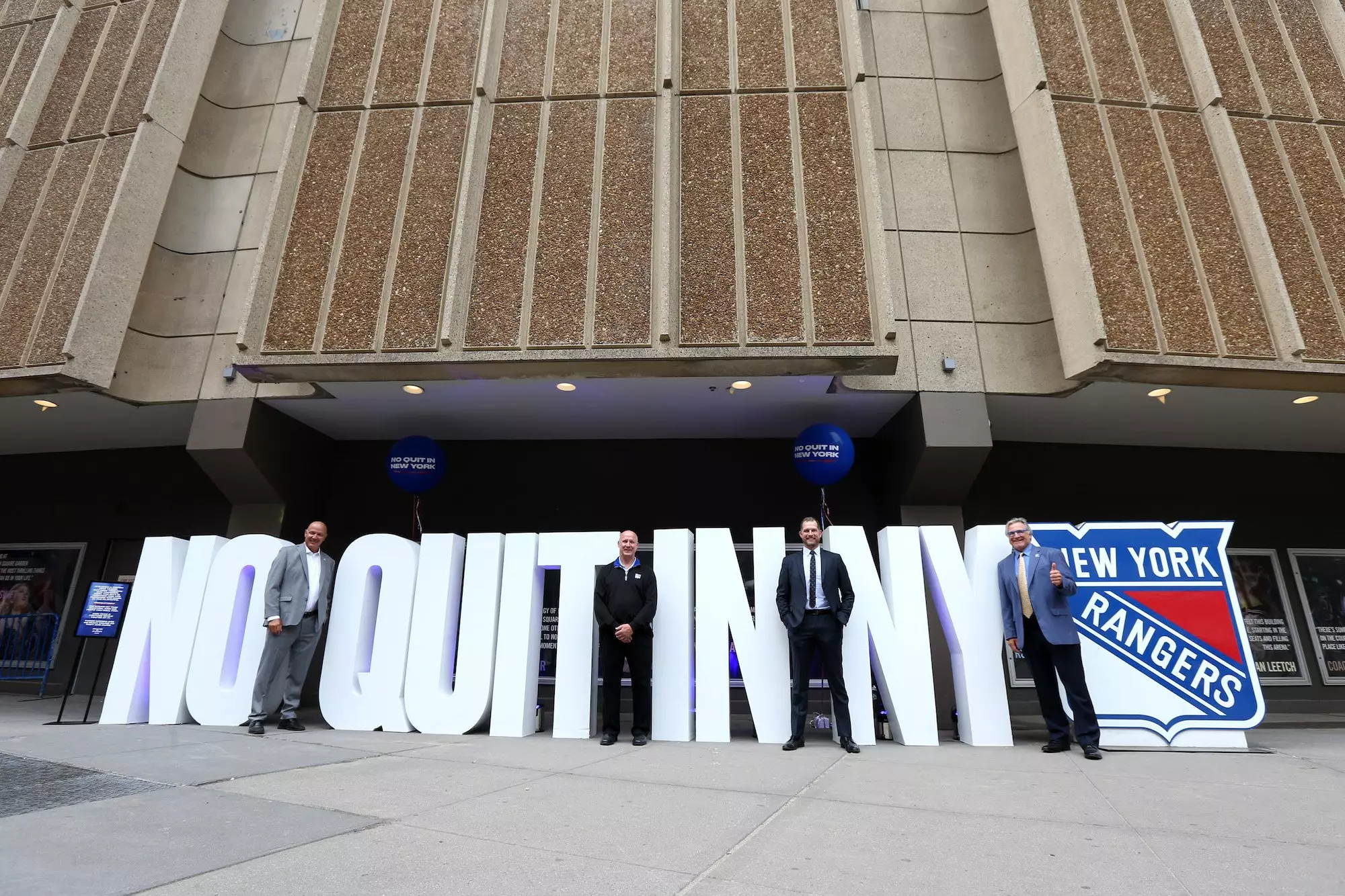 Gigantyczne litery „No Quit In New York” pojawiają się w Nowym Jorku, aby pokazać wsparcie dla Rangers playoff run 144300_1