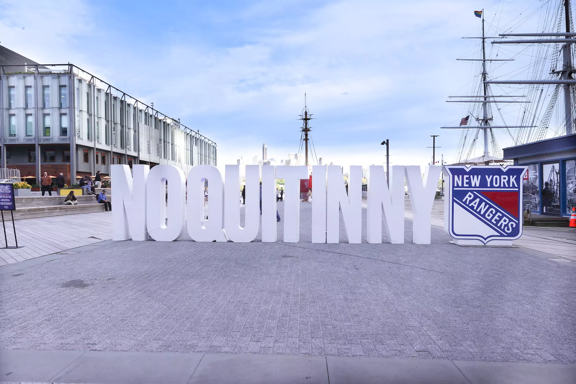 Obrovské písmená „No Quit In New York“ vyskakujú po NYC na vyjadrenie podpory pre play-off Rangers 144300_2