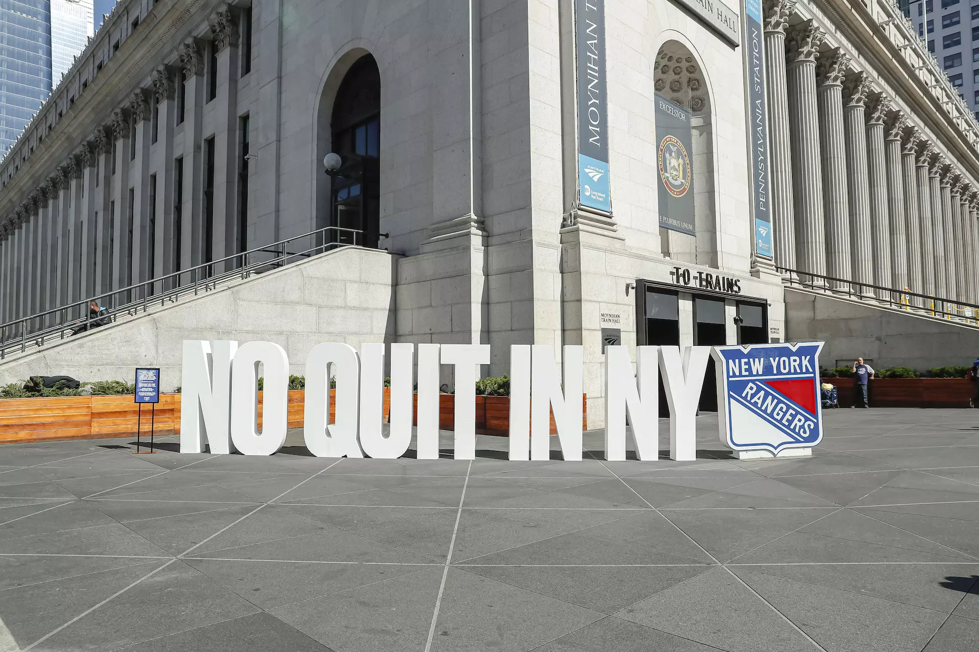 Гигантските писма „Не се откажувам во Њујорк“ се појавуваат низ Њујорк за да покажат поддршка за плејофот на Ренџерс 144300_3