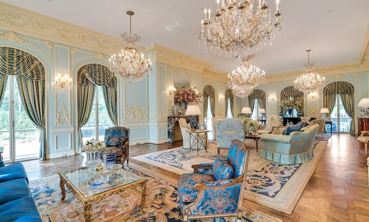 يسرد قصر Long Island المستوحى من فرساي 60 مليون دولار ، بما في ذلك الثريات الكريستالية من طراز Baccarat 14573_1