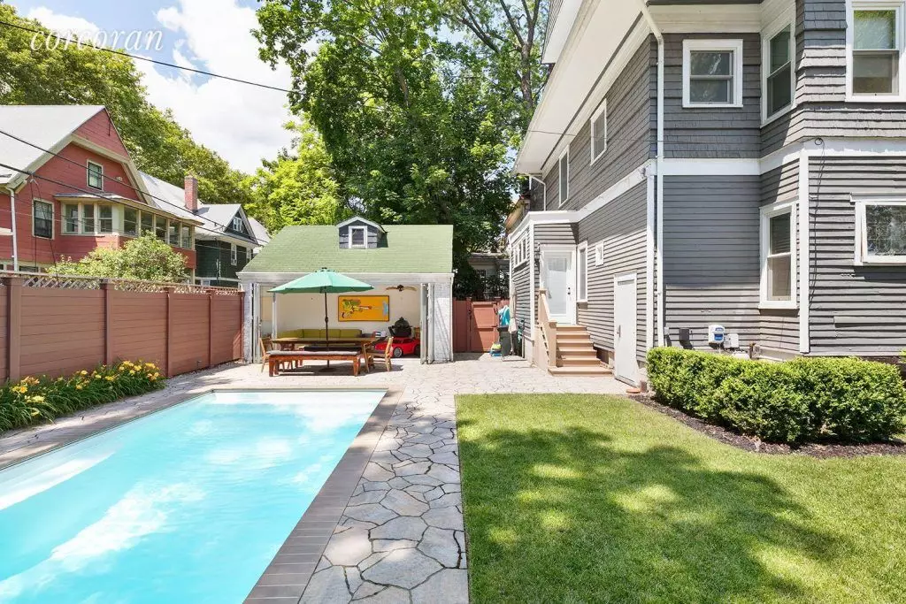 Ditmas Park ห้าห้องนอนพร้อมสระน้ำในพื้นดินขอ $2.8M 14610_2