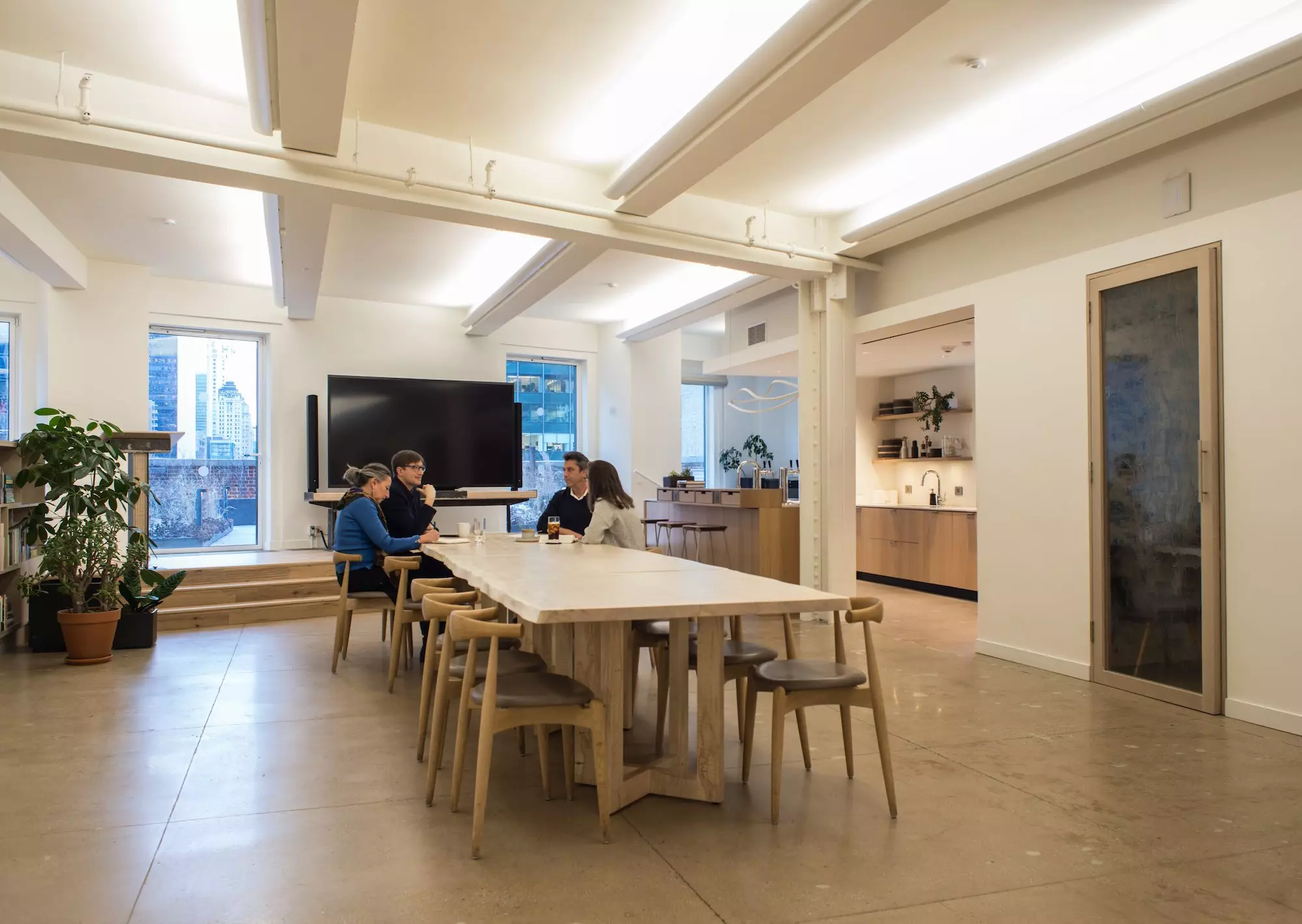 Kā COOKFOX Architects aprīkoja savu Midtown biroju ar labsajūtas tehnoloģiju un āra telpu 14648_12