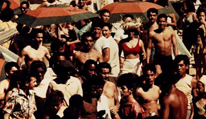In un mondo a parte: fotografie di Coney Island di Aaron Rose Museum of the City of New York, 1220 5th Ave. 9 maggio-3 agosto. Mentre l'iconica Coney Island sembra scivolare via per la riqualificazione ogni anno, concediti queste fotografie dell'età d'oro del parco giochi sulla spiaggia. Le fotografie di Rose mostrano i veri newyorkesi, di tutte le etnie, età e razze, uniti per il divertimento estivo, in fotografie a colori.