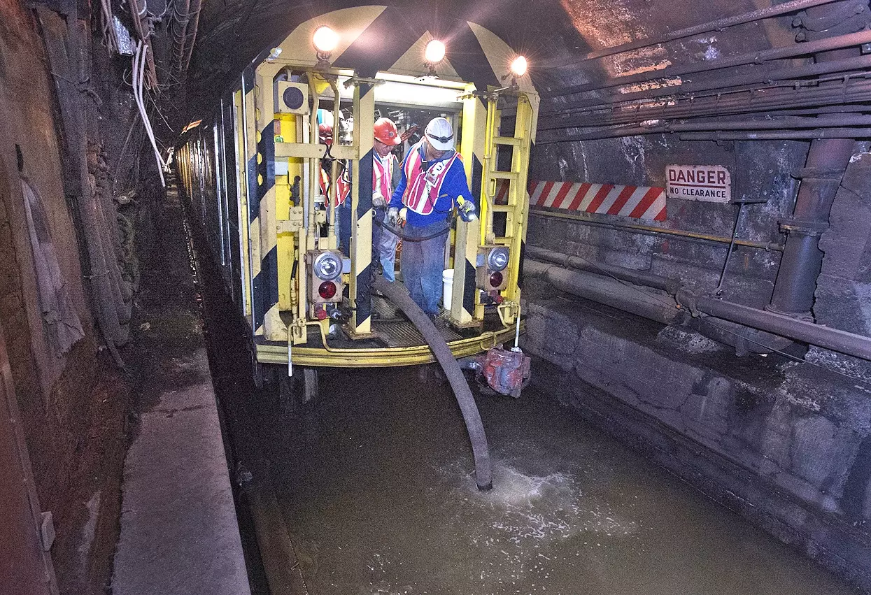 Niujorko metro sistemoje yra vandens problema – 13 mln. galonų 14881_1