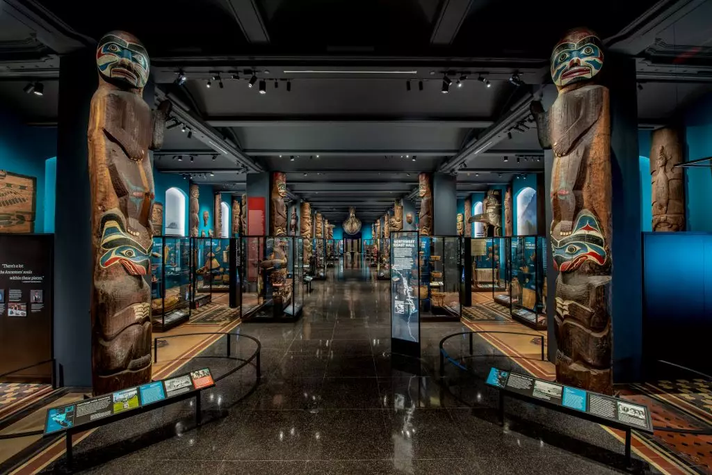 AMNH को परिमार्जन गरिएको नर्थवेस्ट कोस्ट हलमा आदिवासी समुदायहरूद्वारा क्युरेट गरिएका प्रदर्शनीहरू