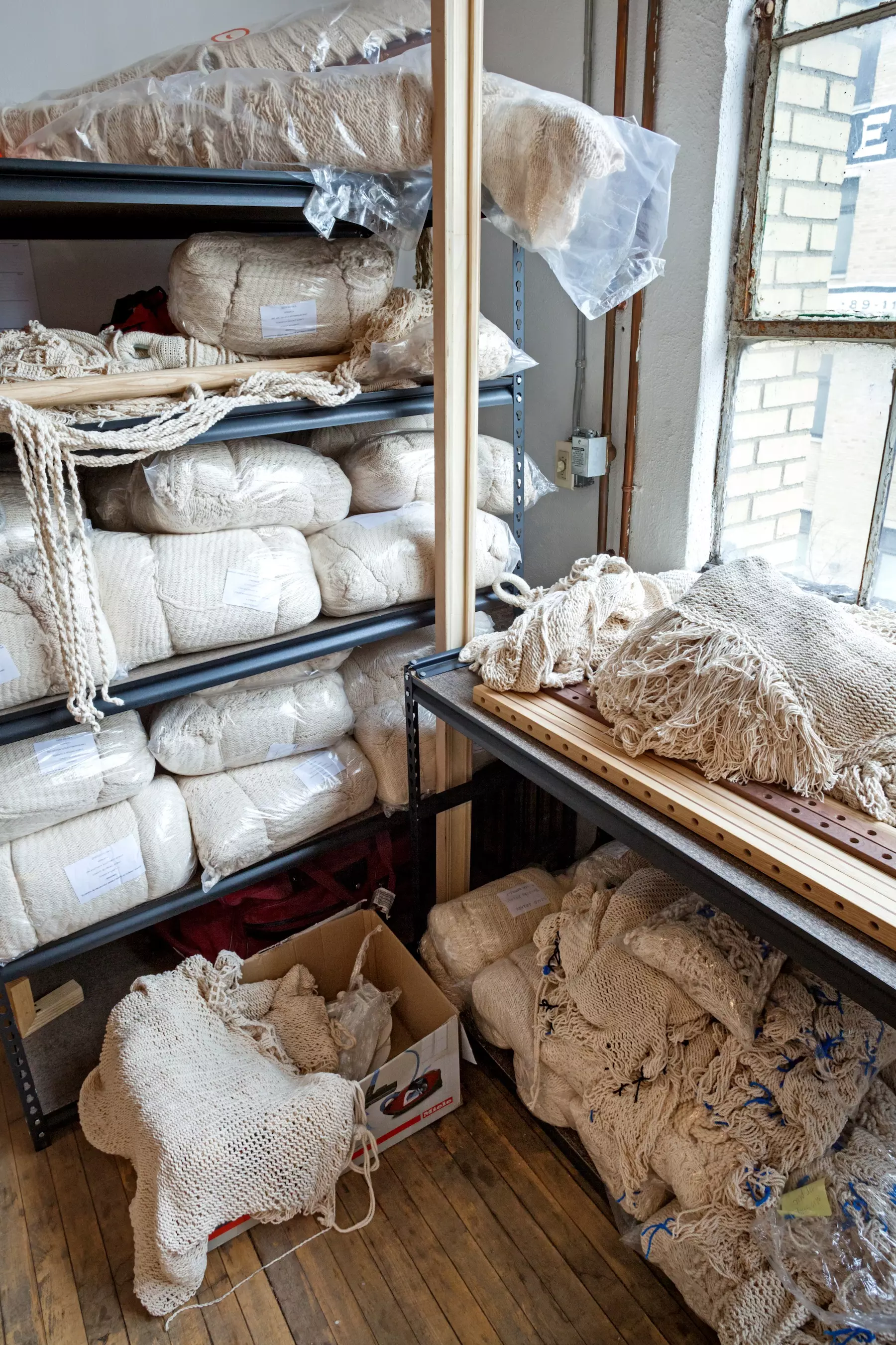 Kje delam: tkanje in umiranje notranjih visečih mrež z Bushwick design kolektivno torbico 15018_15