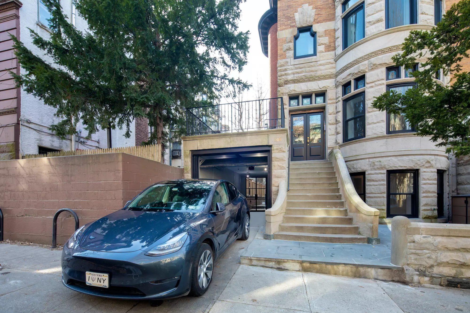 Xaniyê bajaroka Park Slope ya bi 12 mîlyon dolarî bi çar teras, garaj û werzîşxane berê heşt apartman bû. 1503_15