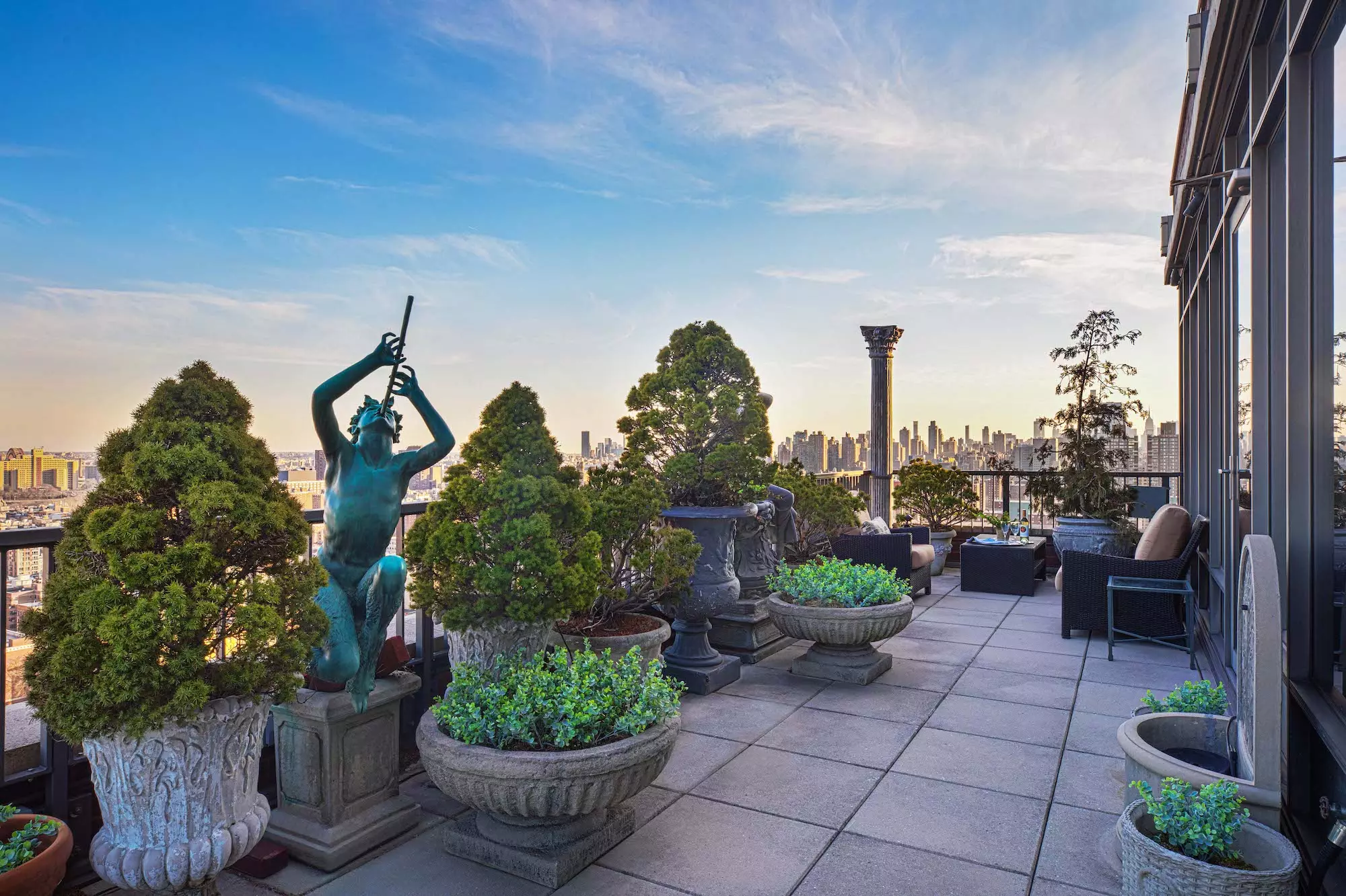 En Harlem, un condominio de esquina cheo de tesouros cunha enorme terraza ao aire libre pide 4 millóns de dólares 1517_4