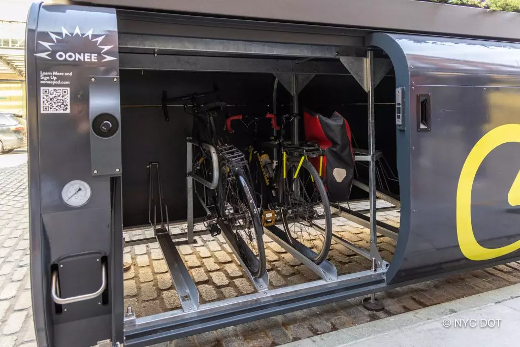 NYC lanzará aparcadoiros seguros para bicicletas en cinco lugares de moito tráfico 1526_2