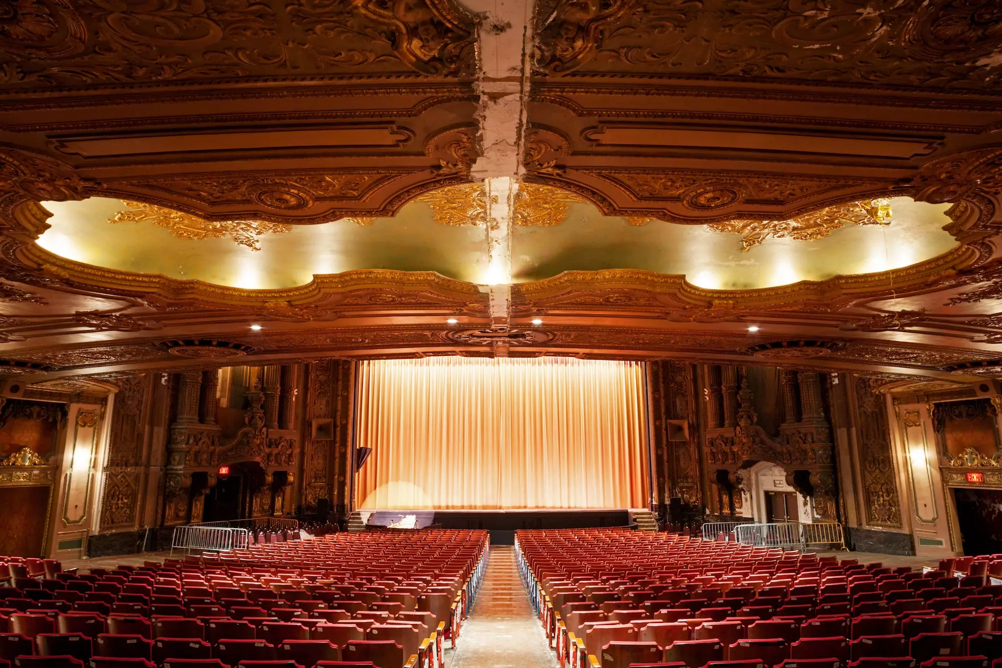 Лёв Жерси хотын тайзны ард: 1929 оны гайхамшигт театрыг хэрхэн амилуулсан бэ? 15318_11
