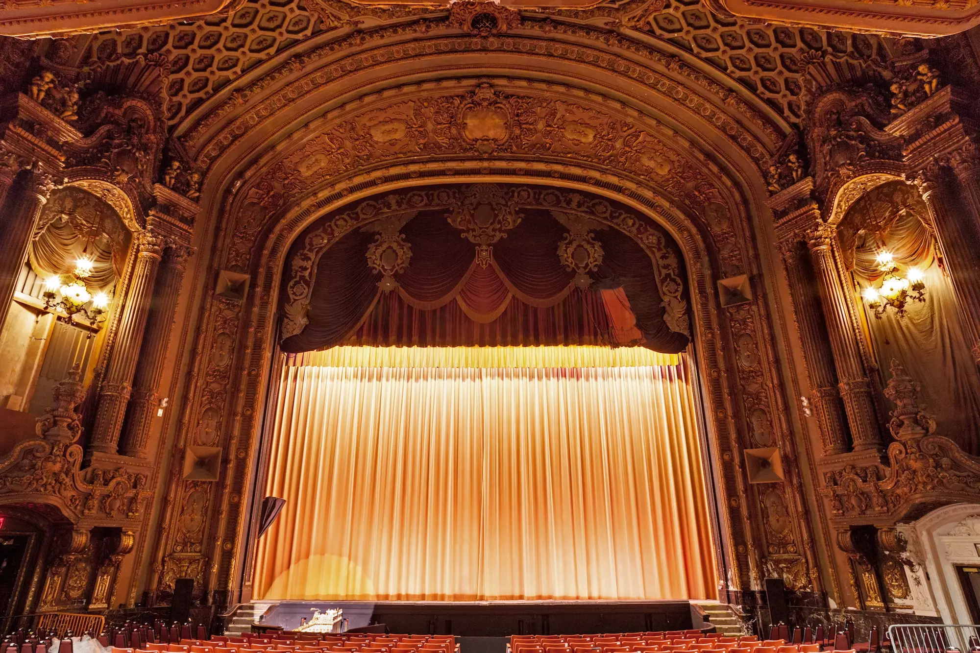 Лёв Жерси хотын тайзны ард: 1929 оны гайхамшигт театрыг хэрхэн амилуулсан бэ? 15318_20