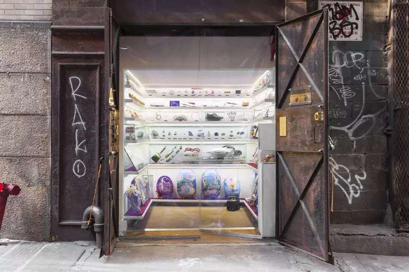 Besuchen Sie dieses schrullige Museum, das in einem Aufzugsschacht in Chinatown versteckt ist 15511_1