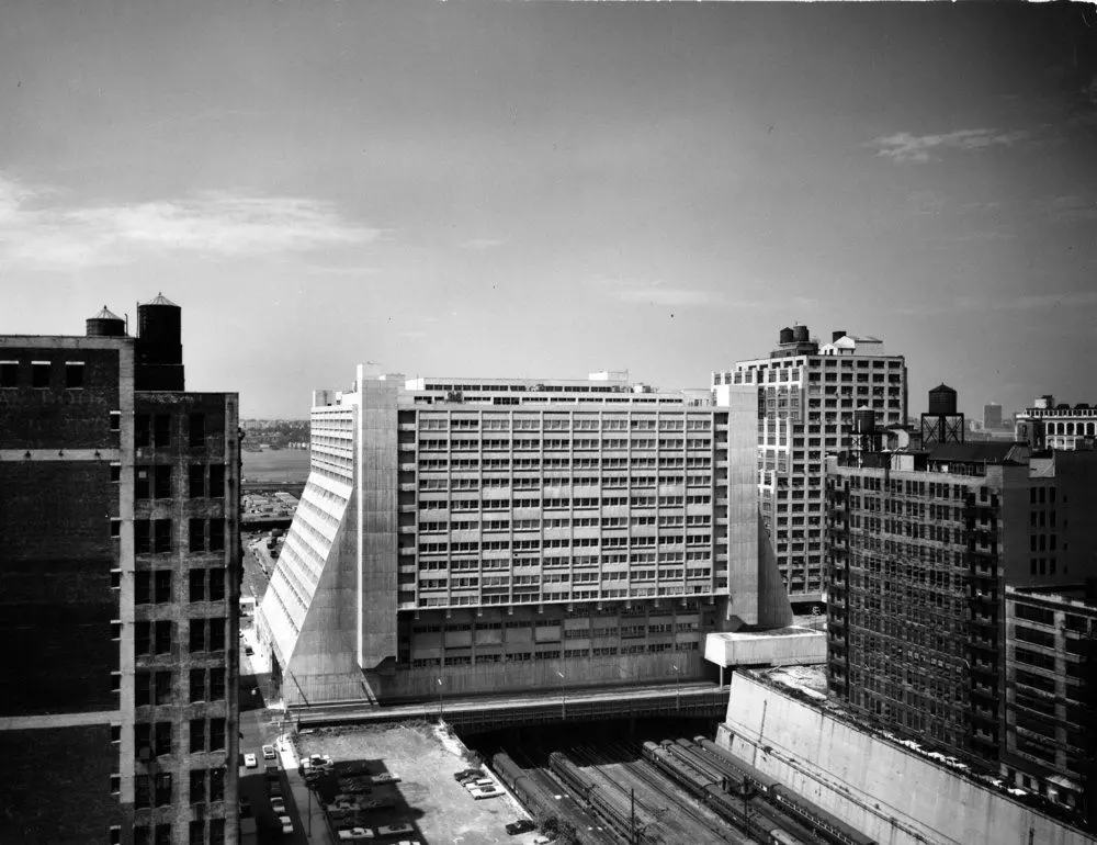Prima privire la transformarea din sticlă plisată de la REX a turnului de birouri Brutalist 5 Manhattan West 15642_4