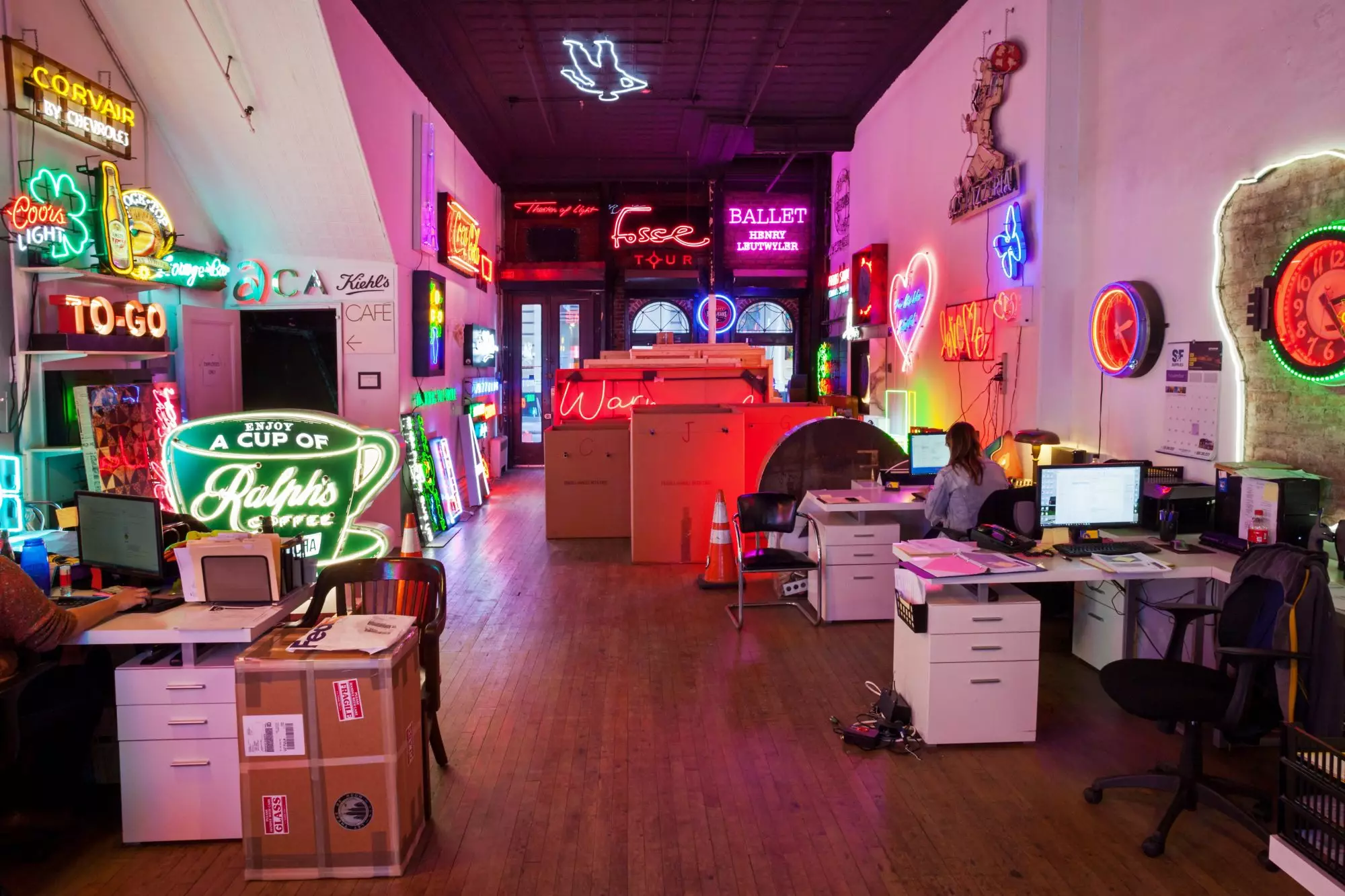 Где я работаю: внутри Let There Be Neon, 46-летней мастерской Tribeca, возродившей неоновое искусство. 15686_2