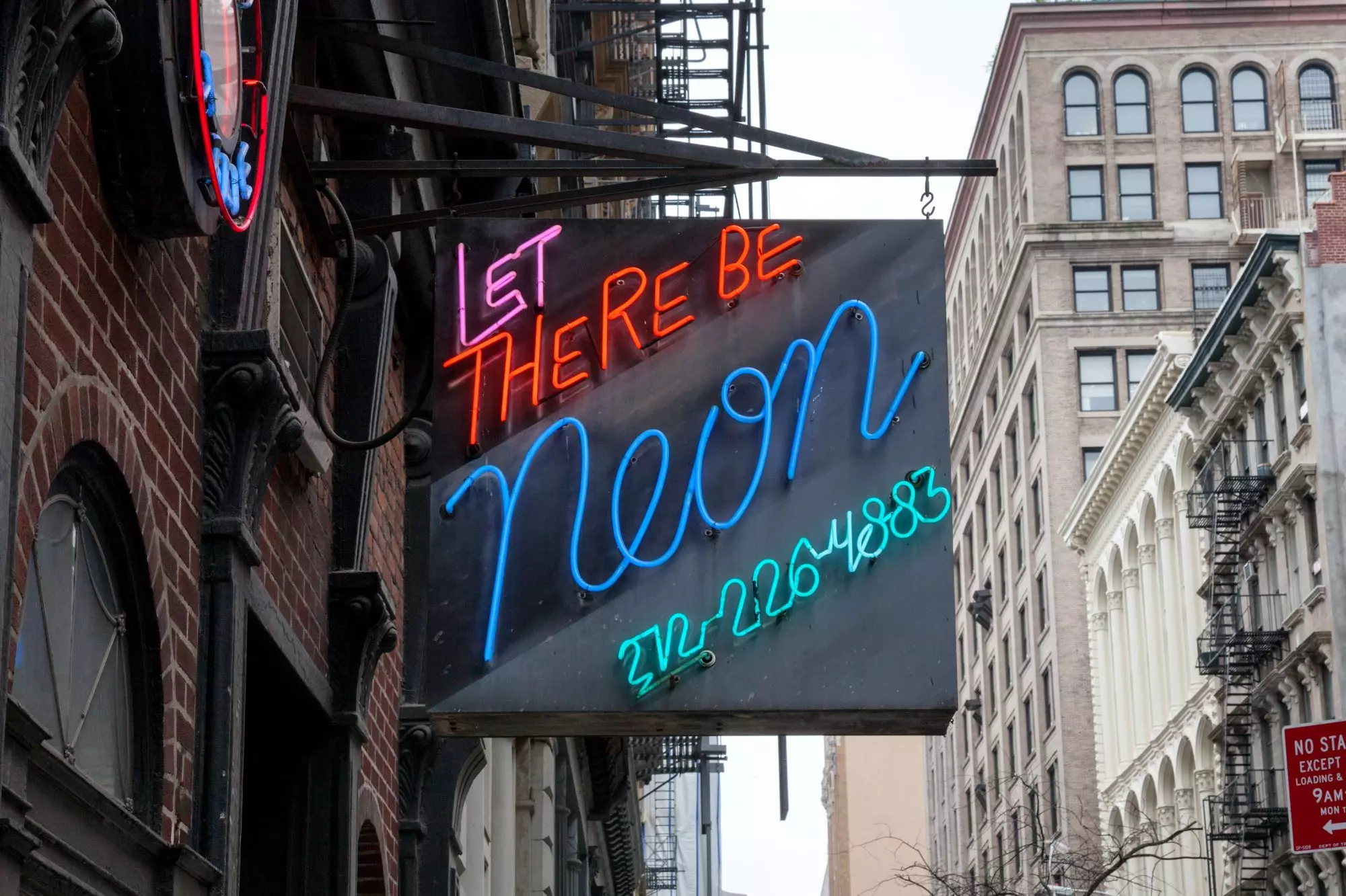 កន្លែងដែលខ្ញុំធ្វើការ៖ នៅខាងក្នុង Let There Be Neon ដែលជាសិក្ខាសាលា Tribeca ដែលមានអាយុ 46 ឆ្នាំដែលបានធ្វើឱ្យសិល្បៈអ៊ីយូតារស់ឡើងវិញ 15686_6