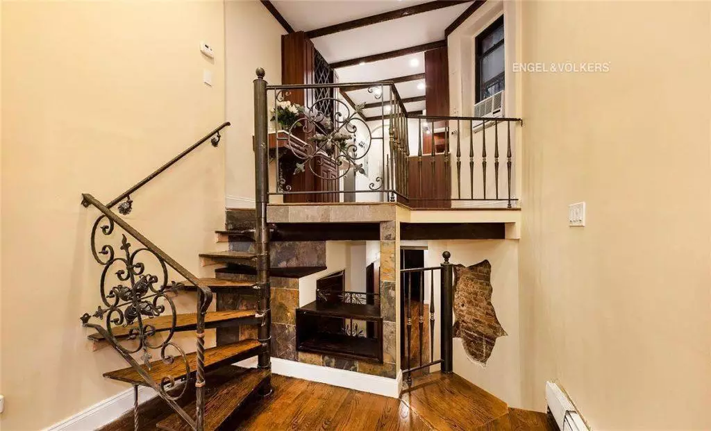 Mini-loft se setkává s hobití dírou v tomto triplexu Hell's Kitchen za 675 tisíc dolarů