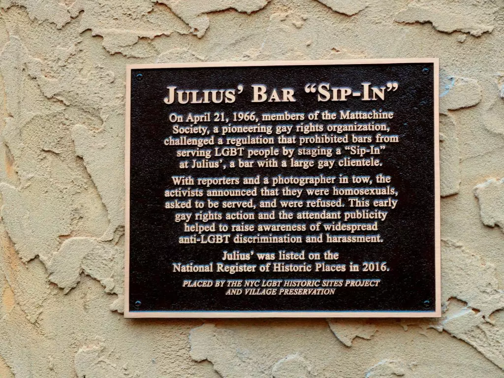 Το παλαιότερο γκέι μπαρ της Νέας Υόρκης τιμήθηκε με ιστορική πλακέτα