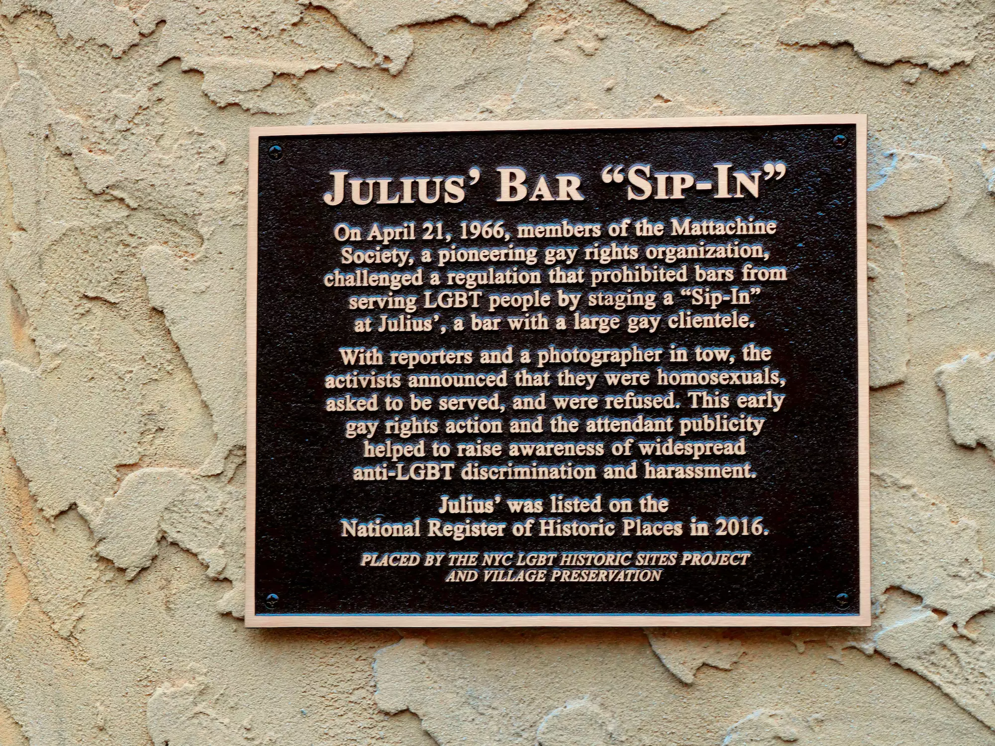 Bar gay mais antigo de Nova York homenageado com placa histórica 156_1