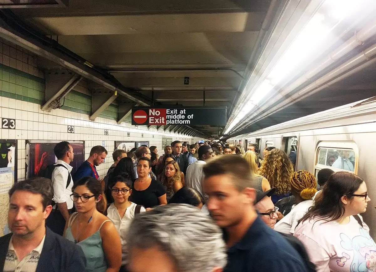 Os lexisladores de Nova York investiron pouco no sistema de metro durante décadas, segundo o informe 15843_1