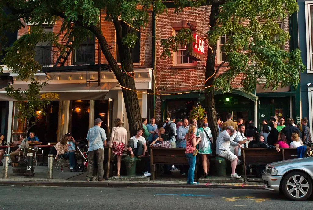 panginepan ceuli, Manhattan, bar bersejarah