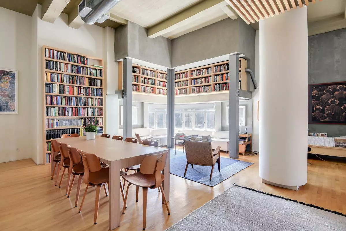 从这个价值 500 万美元、书架排列的中央公园西阁楼经营您自己的图书馆 15987_3