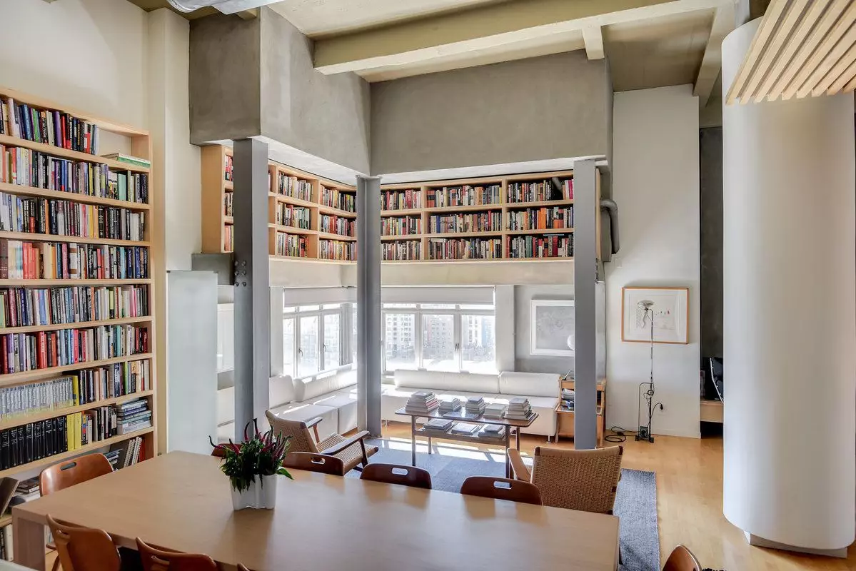 从这个价值 500 万美元、书架排列的中央公园西阁楼经营您自己的图书馆 15987_4
